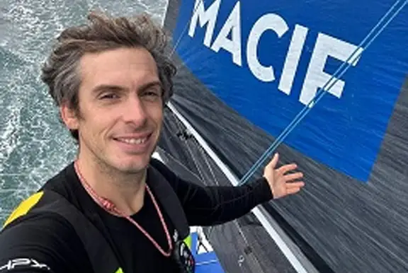 Charlie Dalin remonte à bord de l'Imoca Macif Santé Prévoyance